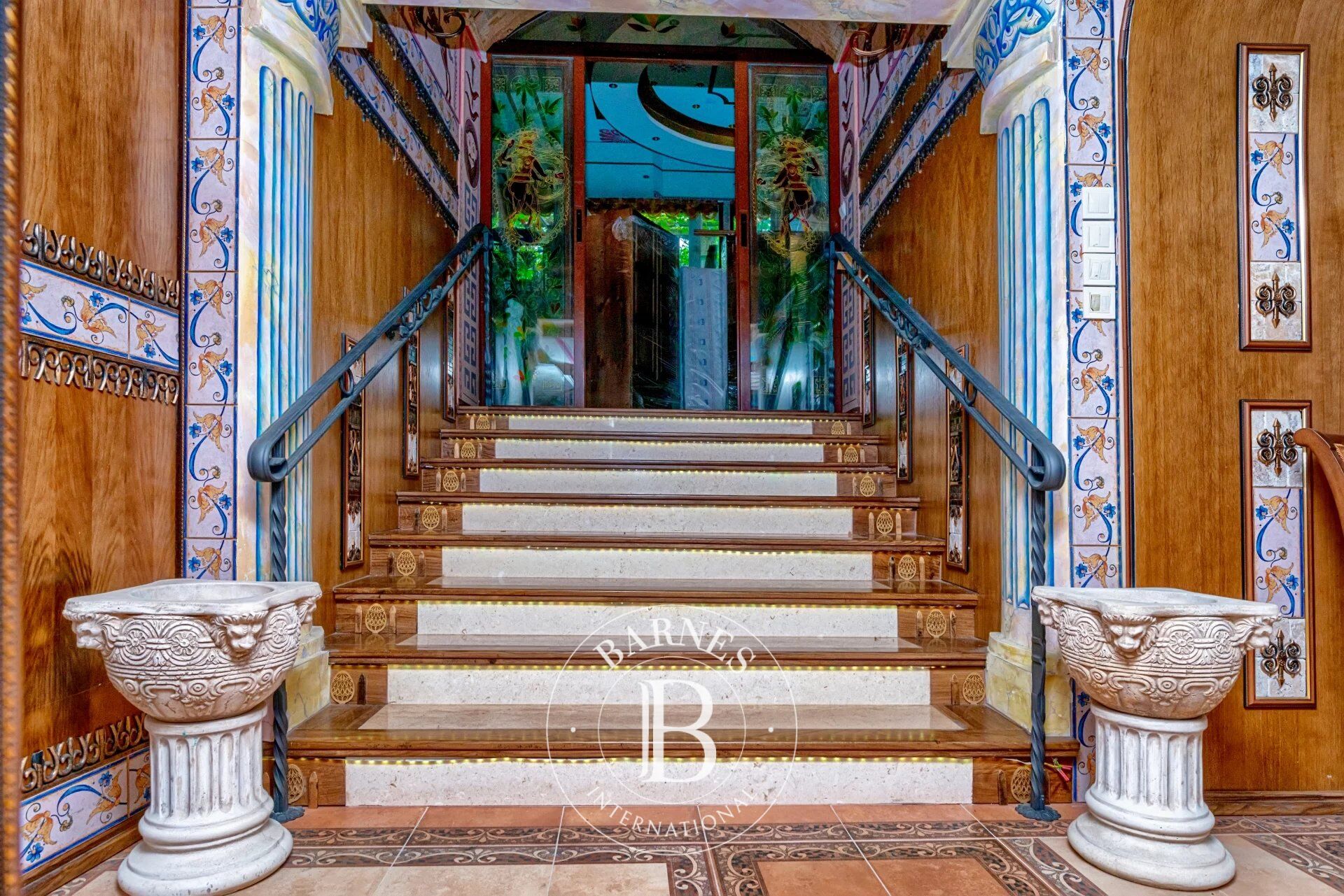 For Sale, Hotel Plovdiv - 1 650 m² - € 3,955,000